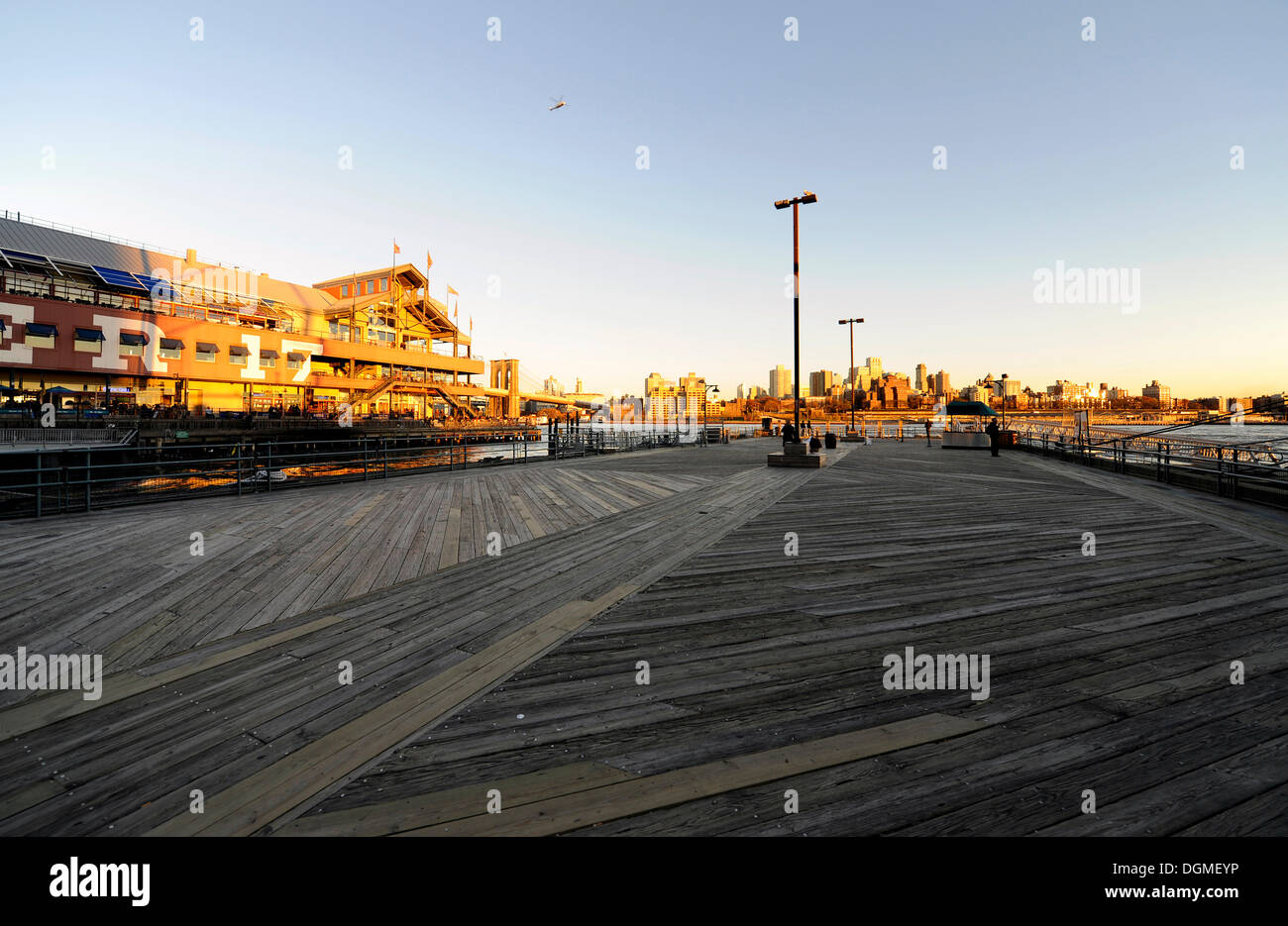 Pier 17 hi-res stock photography and images - Alamy