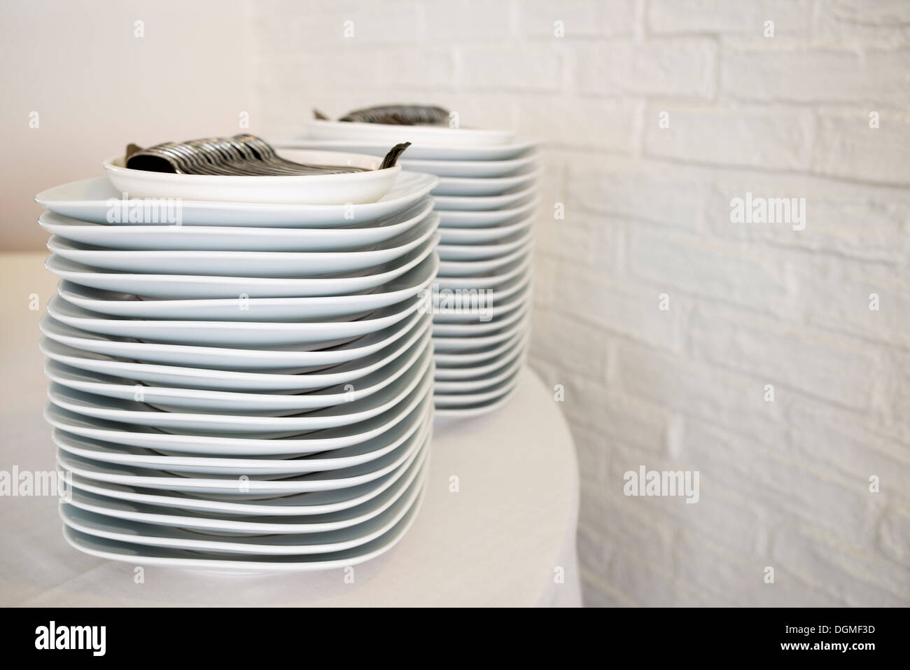 Empty stacked plates hi-res stock photography and images - Alamy