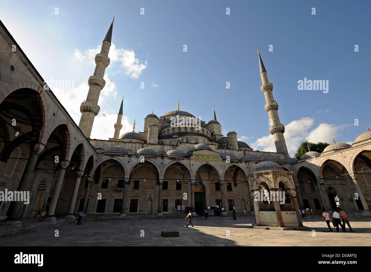Blue mosque courtyard hi-res stock photography and images - Alamy