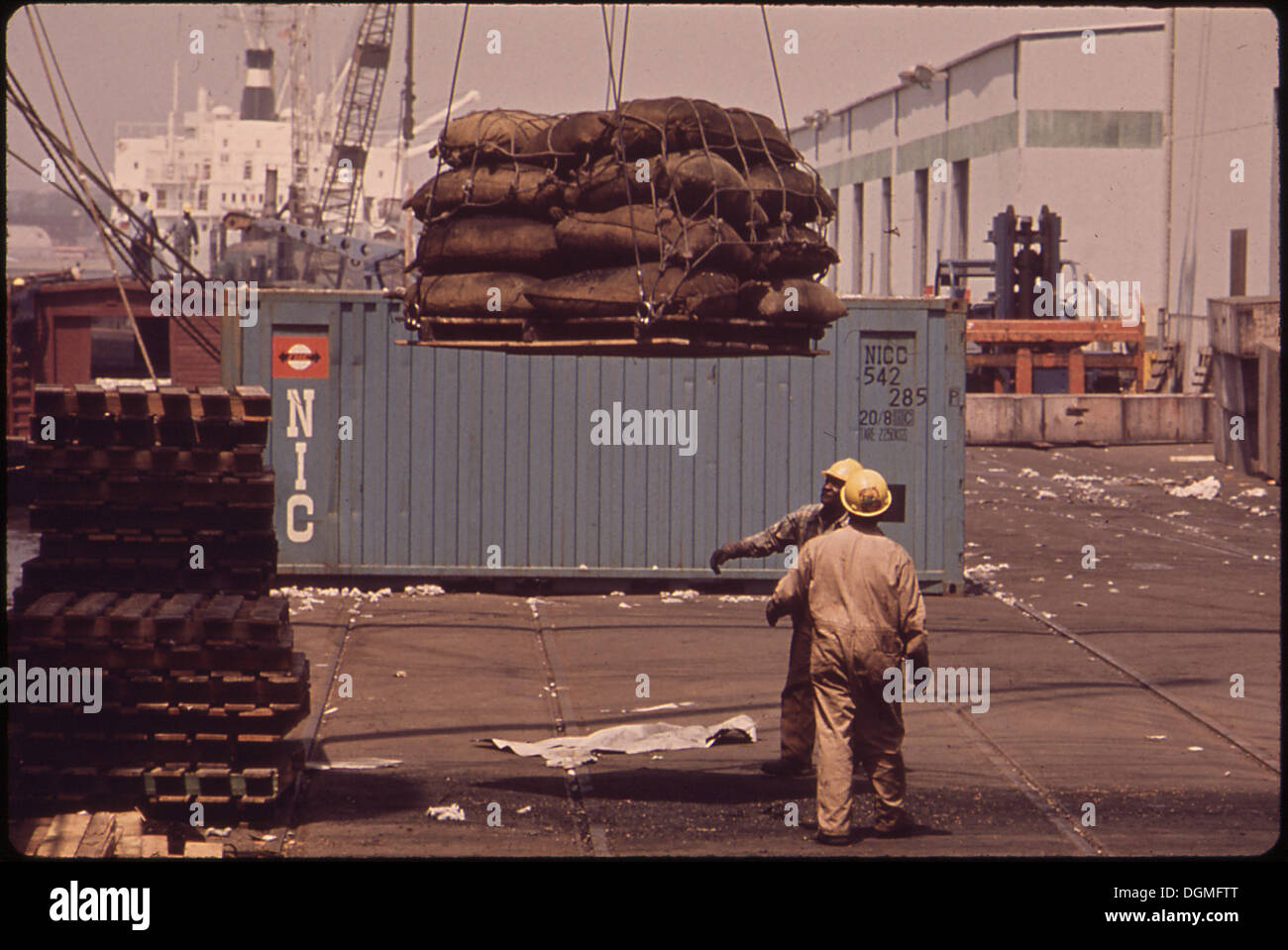 Historical longshoremen hi-res stock photography and images - Alamy