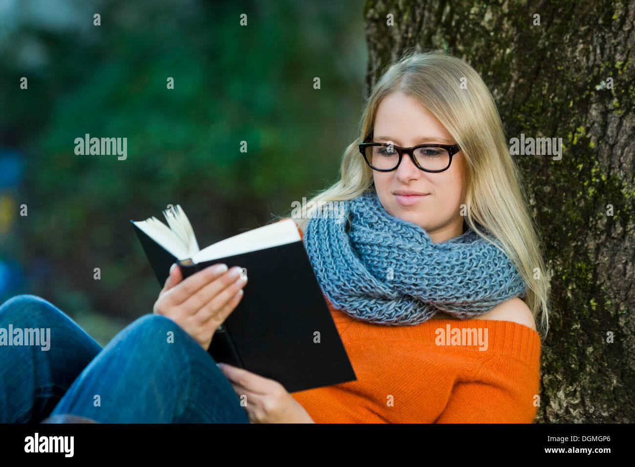 Women wearing reading glasses hi-res stock photography and images - Alamy