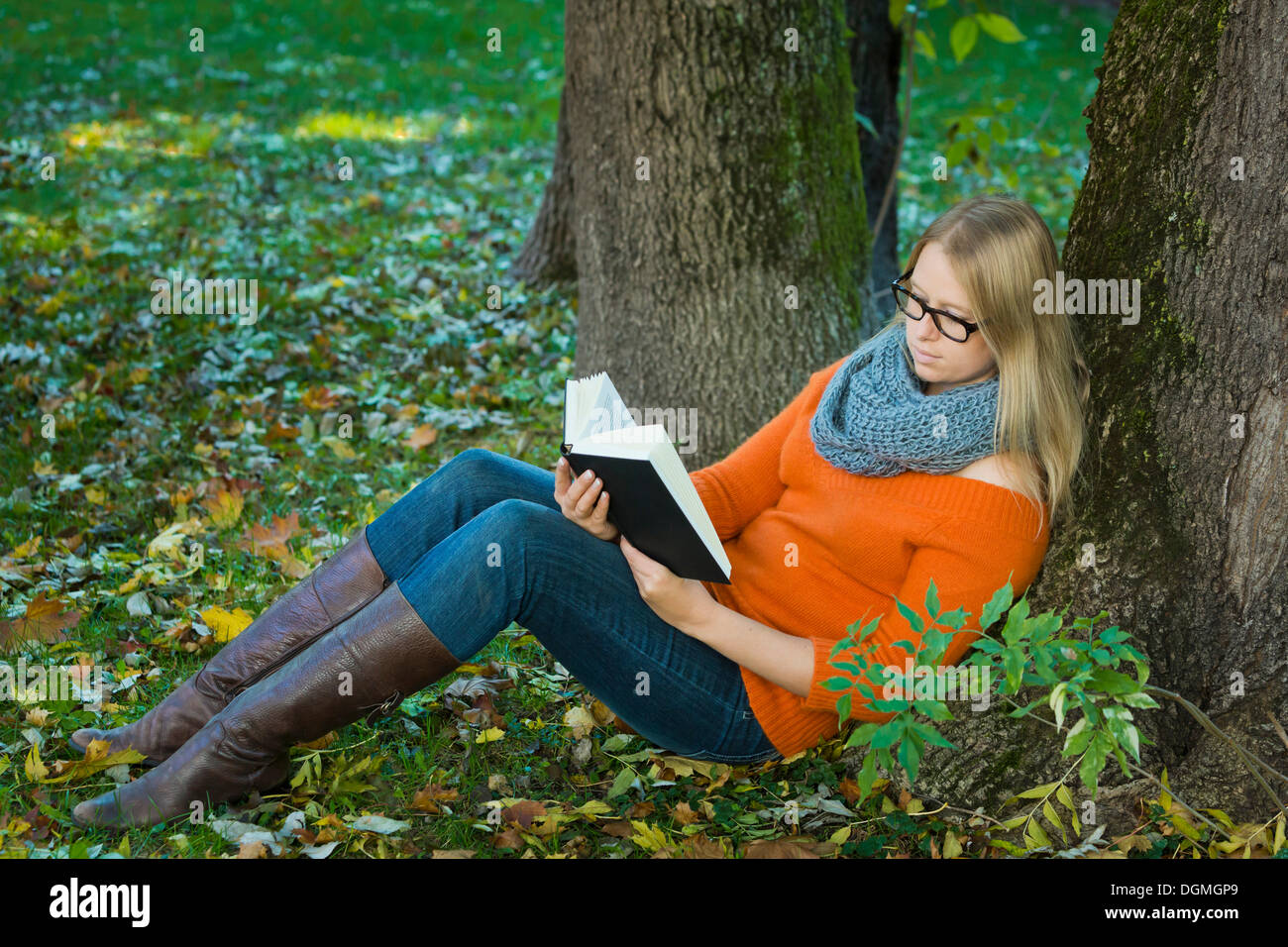 Women wearing reading glasses hi-res stock photography and images - Alamy