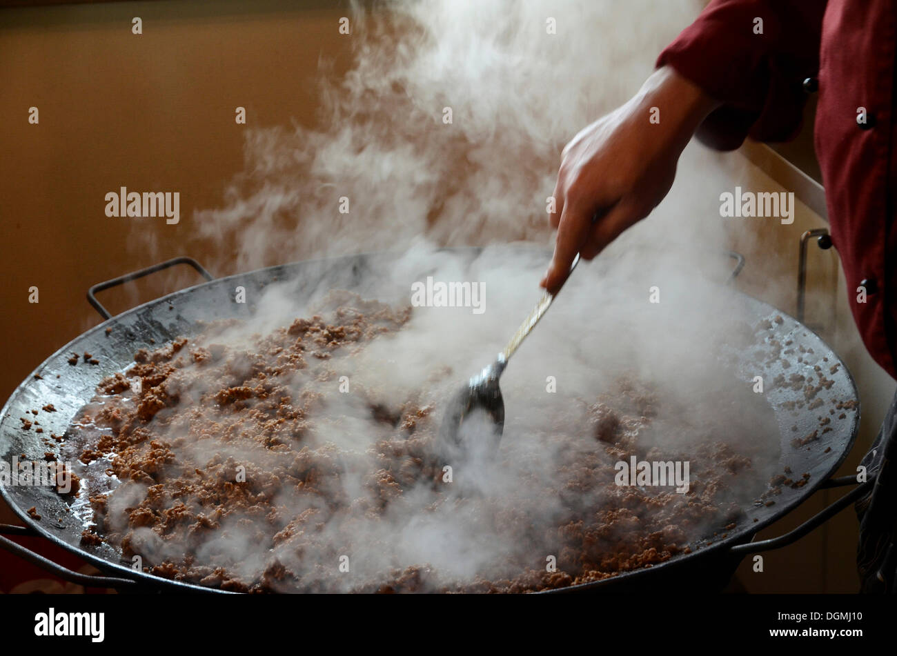Cooking in a wok Stock Photo - Alamy