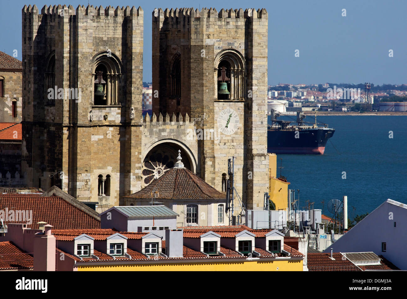 Cathedral of st mary maior de lisboa se hi-res stock photography and ...