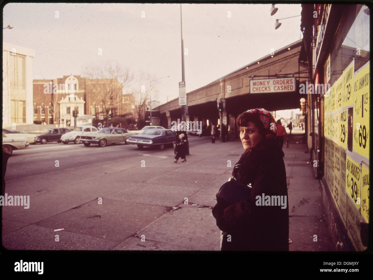 The image shows a bus stop at the Sheridan Road elevated train station ...