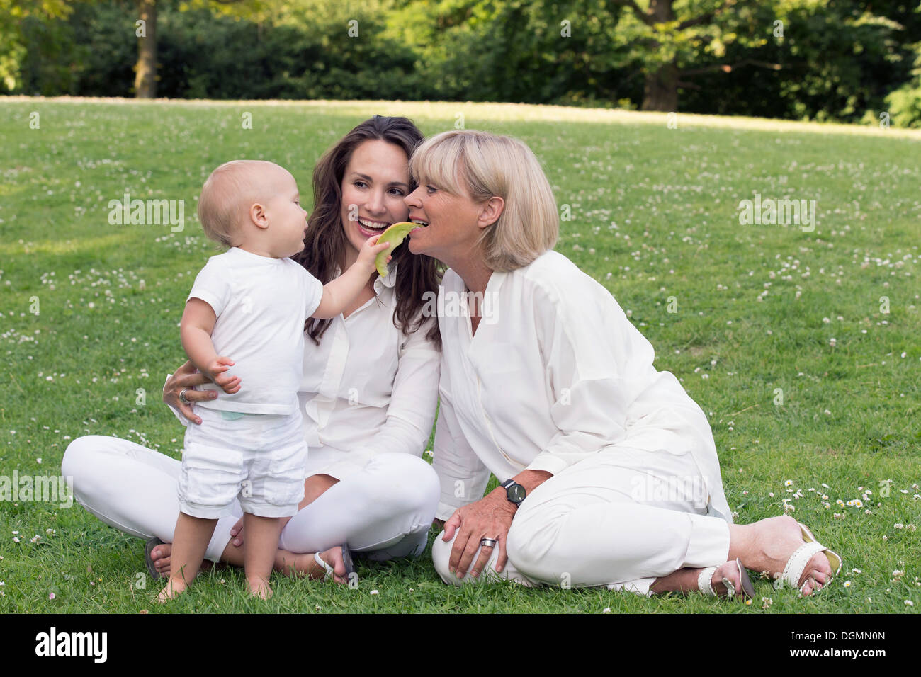 Three generation family hi-res stock photography and images - Alamy