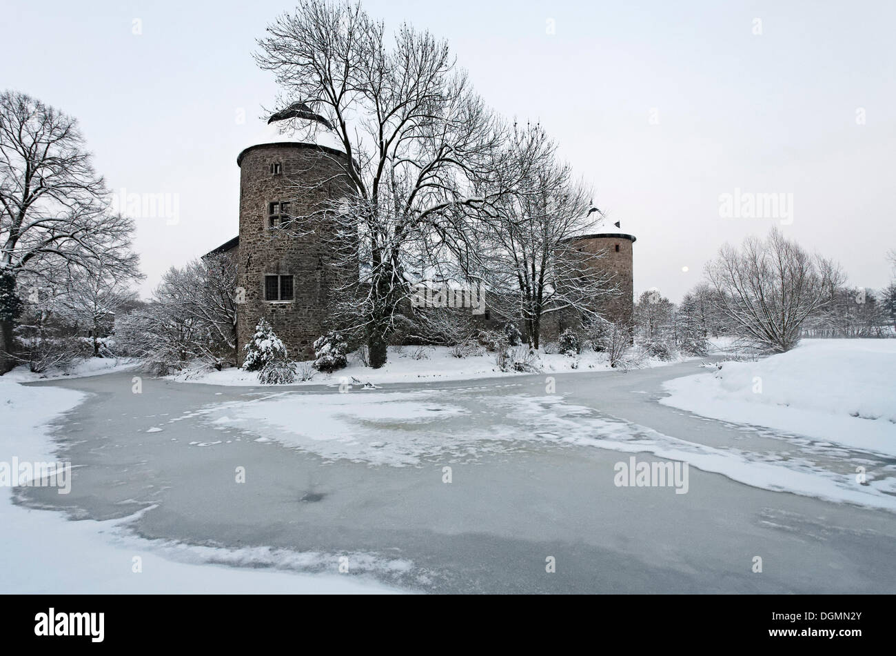 Romantic Haus zum Haus moated castle in winter, Ratingen, Lower Rhine ...