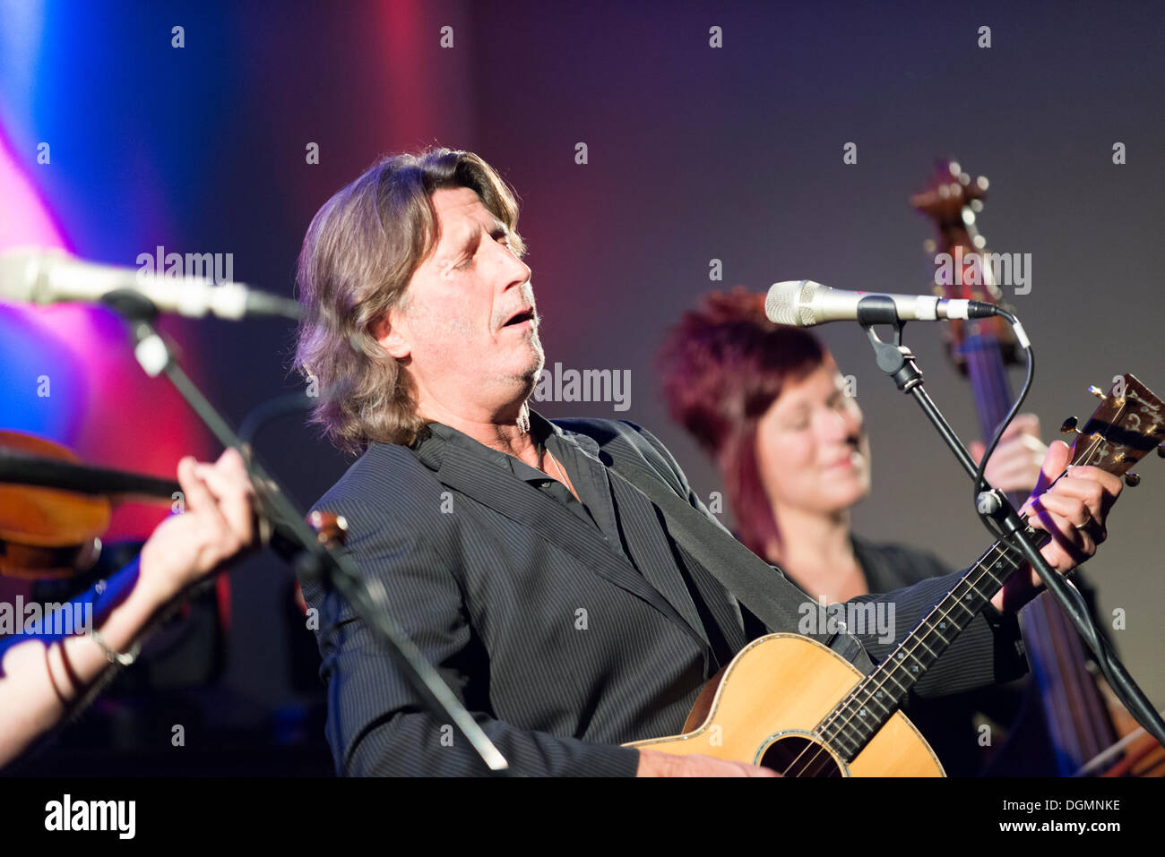 Robin hands hi-res stock photography and images - Alamy