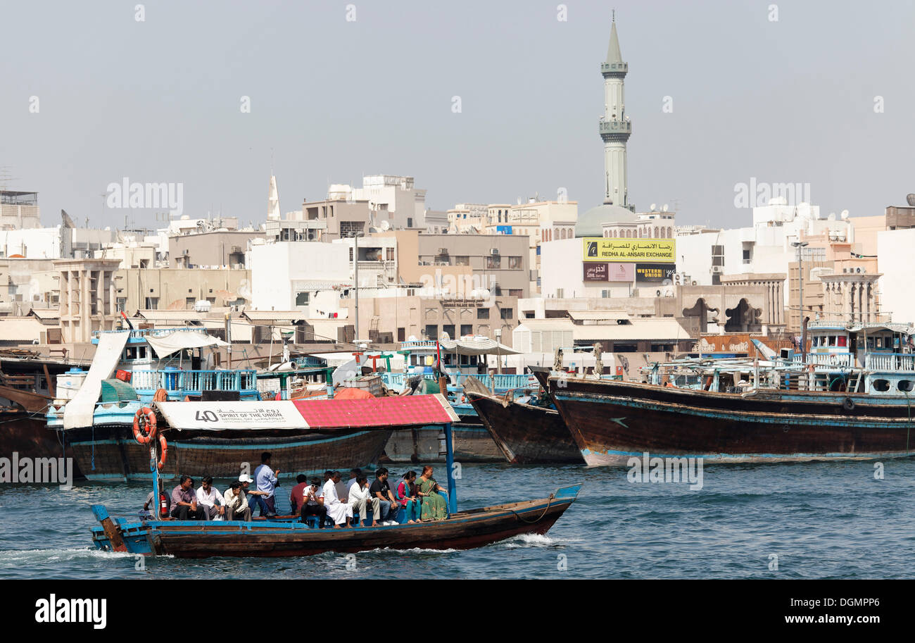 Traditional abra boats hi-res stock photography and images - Alamy