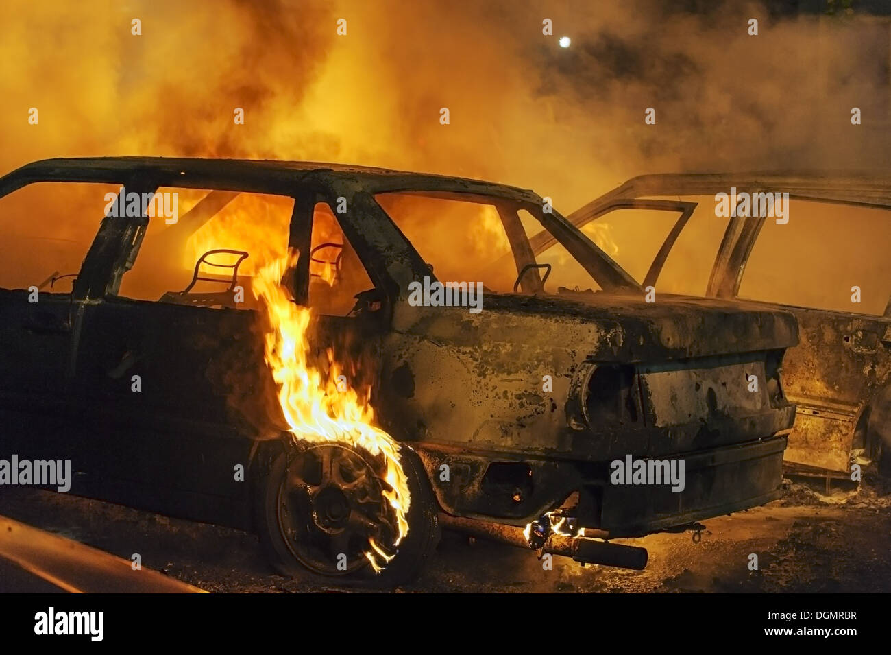 Car burning hi-res stock photography and images - Alamy