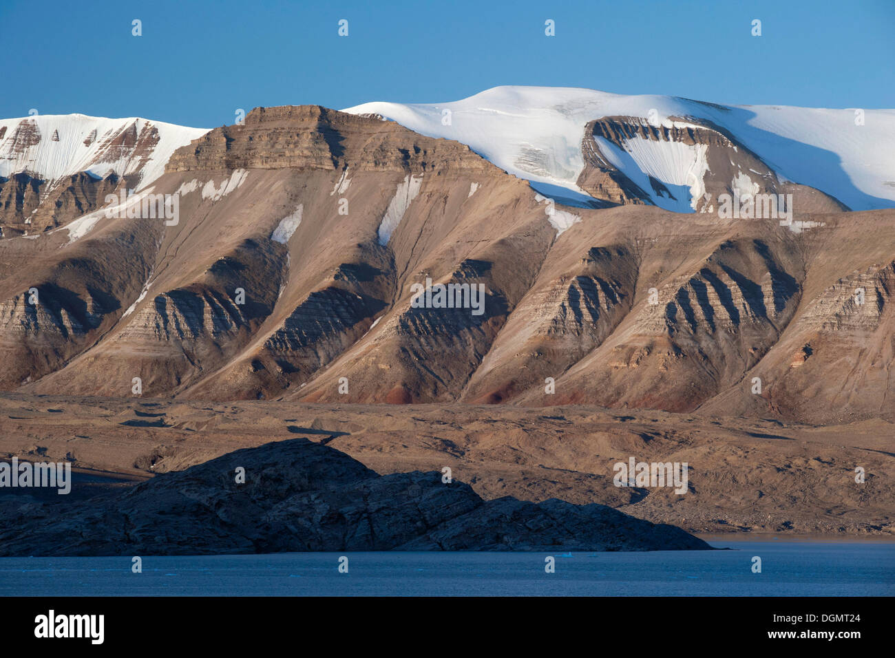 Evening shadows show the fine structure of the erosion in Cadellfjellet ...