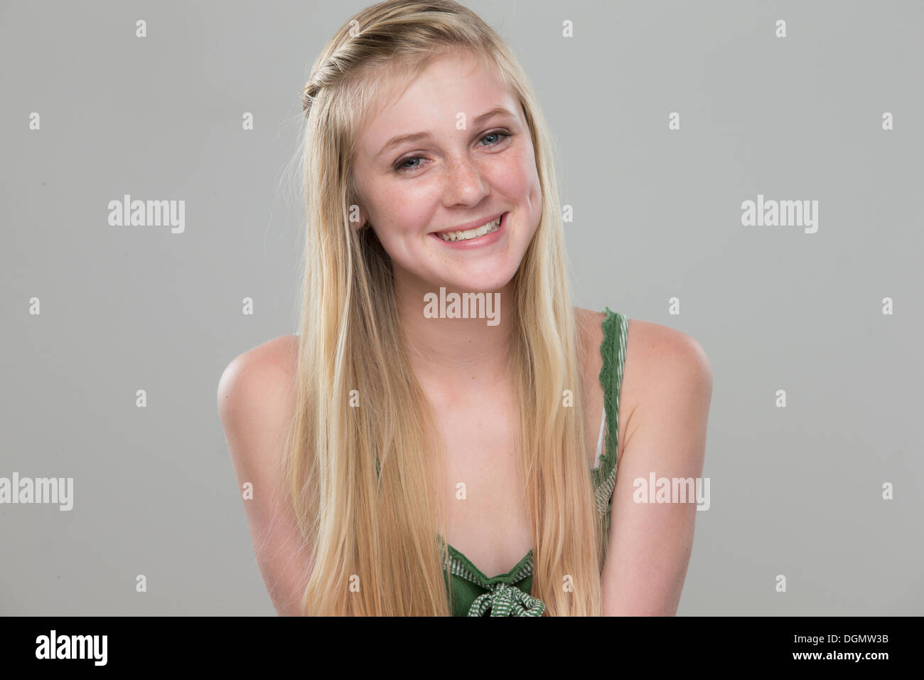 Portrait of teenage girl (14-15) smiling Stock Photo - Alamy