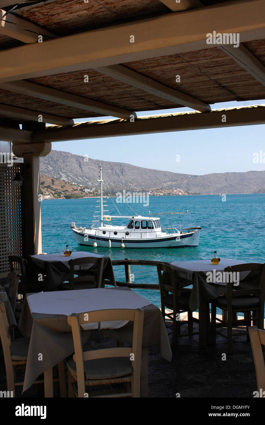 TRADITIONAL GREEK TAVERNA AT ELOUNDA. CRETE Stock Photo - Alamy