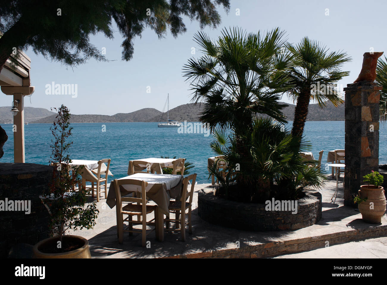 TRADITIONAL GREEK TAVERNA AT ELOUNDA. CRETE Stock Photo - Alamy