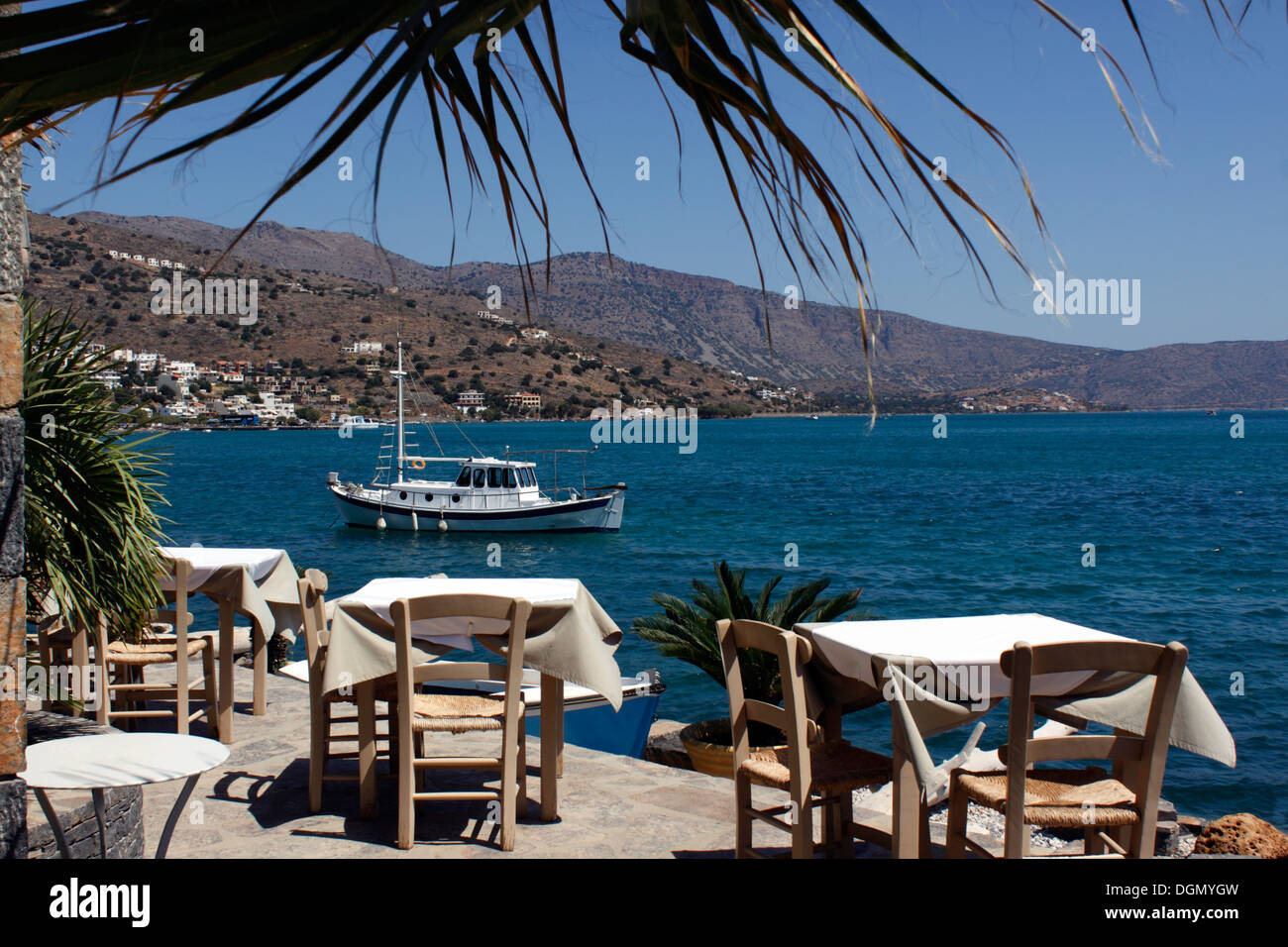 TRADITIONAL GREEK TAVERNA AT ELOUNDA. CRETE Stock Photo - Alamy