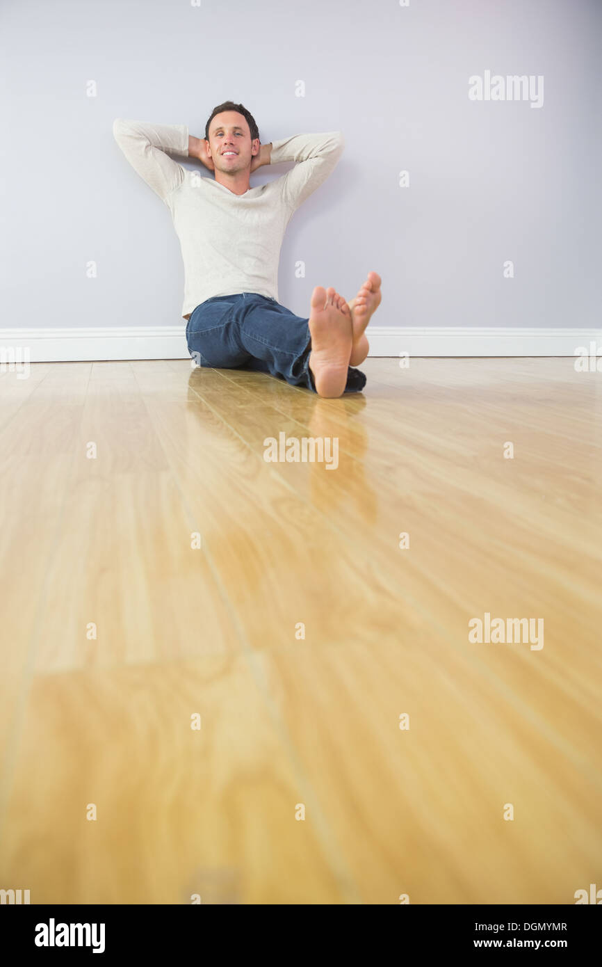 Leaning against wall arms crossed hi-res stock photography and images ...