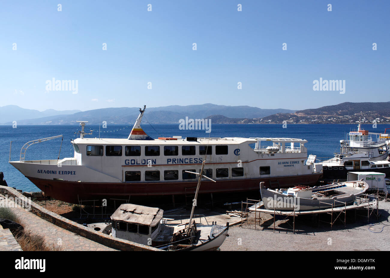 Greek boatyard hi-res stock photography and images - Alamy