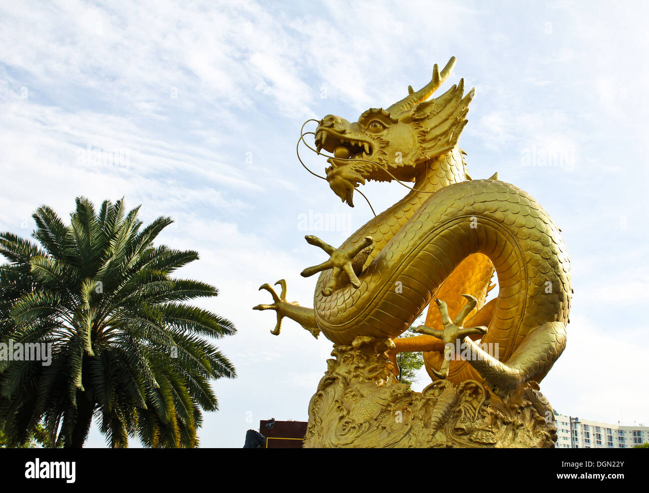 Golden dragon statue hi-res stock photography and images - Alamy