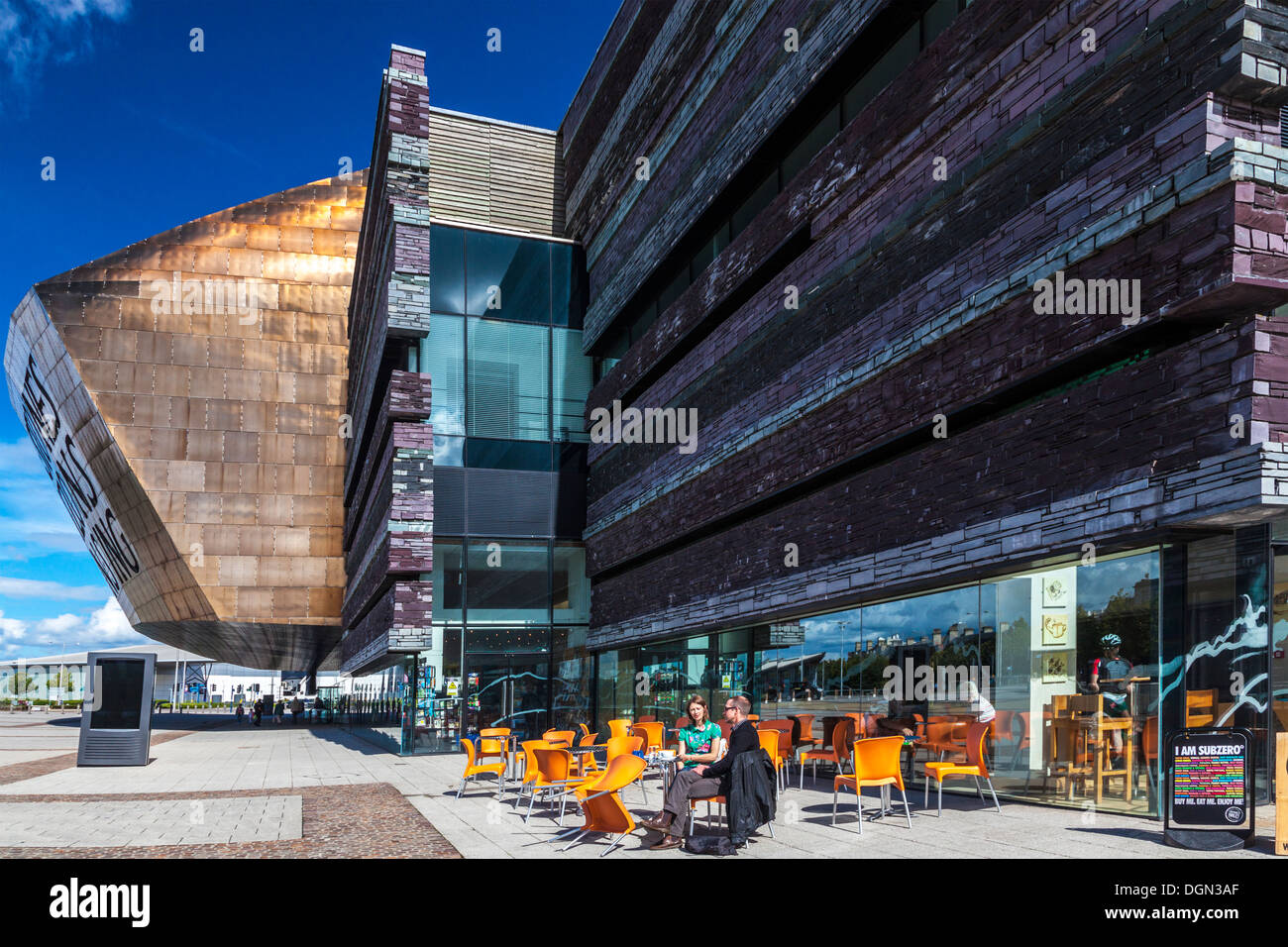 Outdoor cafe outside the Wales Millennium Centre in Cardiff Bay Stock ...