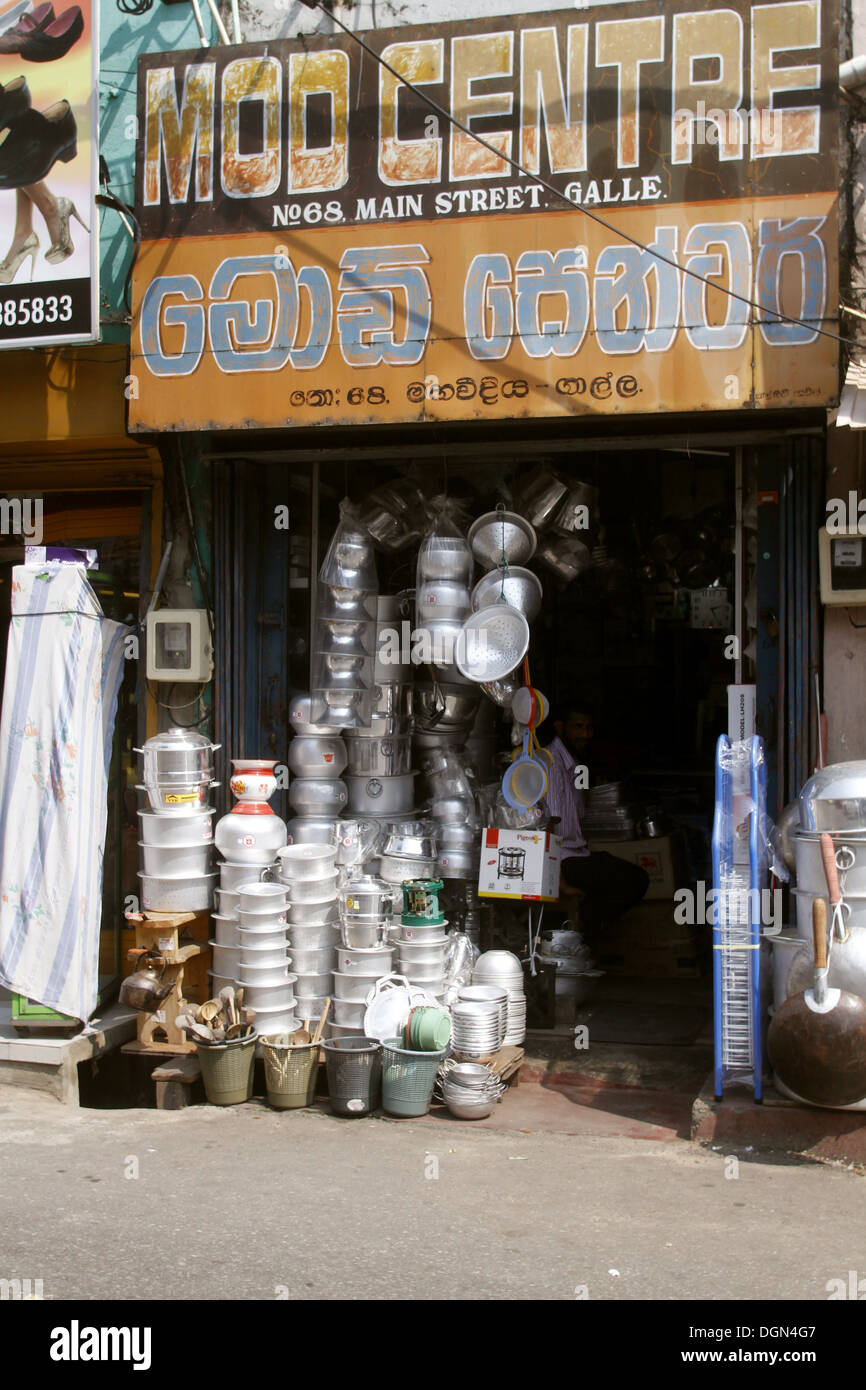 Pots and pans shop hi-res stock photography and images - Alamy