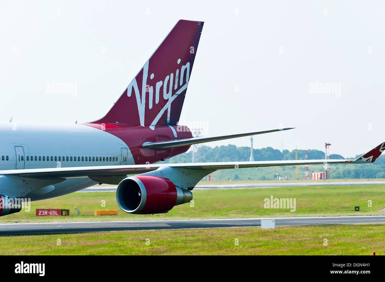 Boeing 747 400 tail hi-res stock photography and images - Alamy