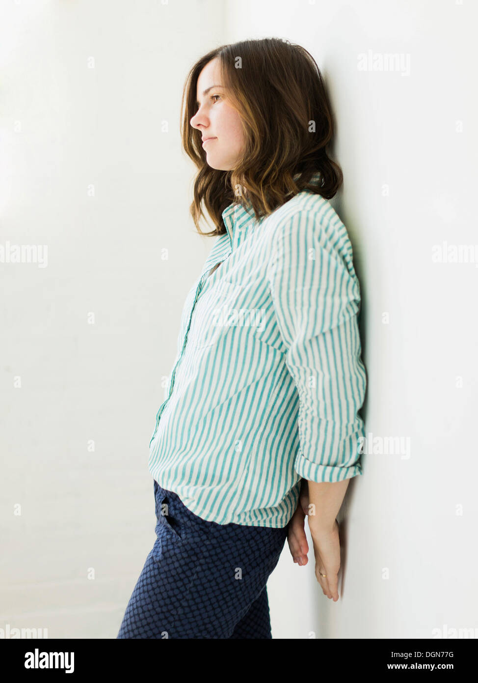 Woman leaning wall hi-res stock photography and images - Alamy