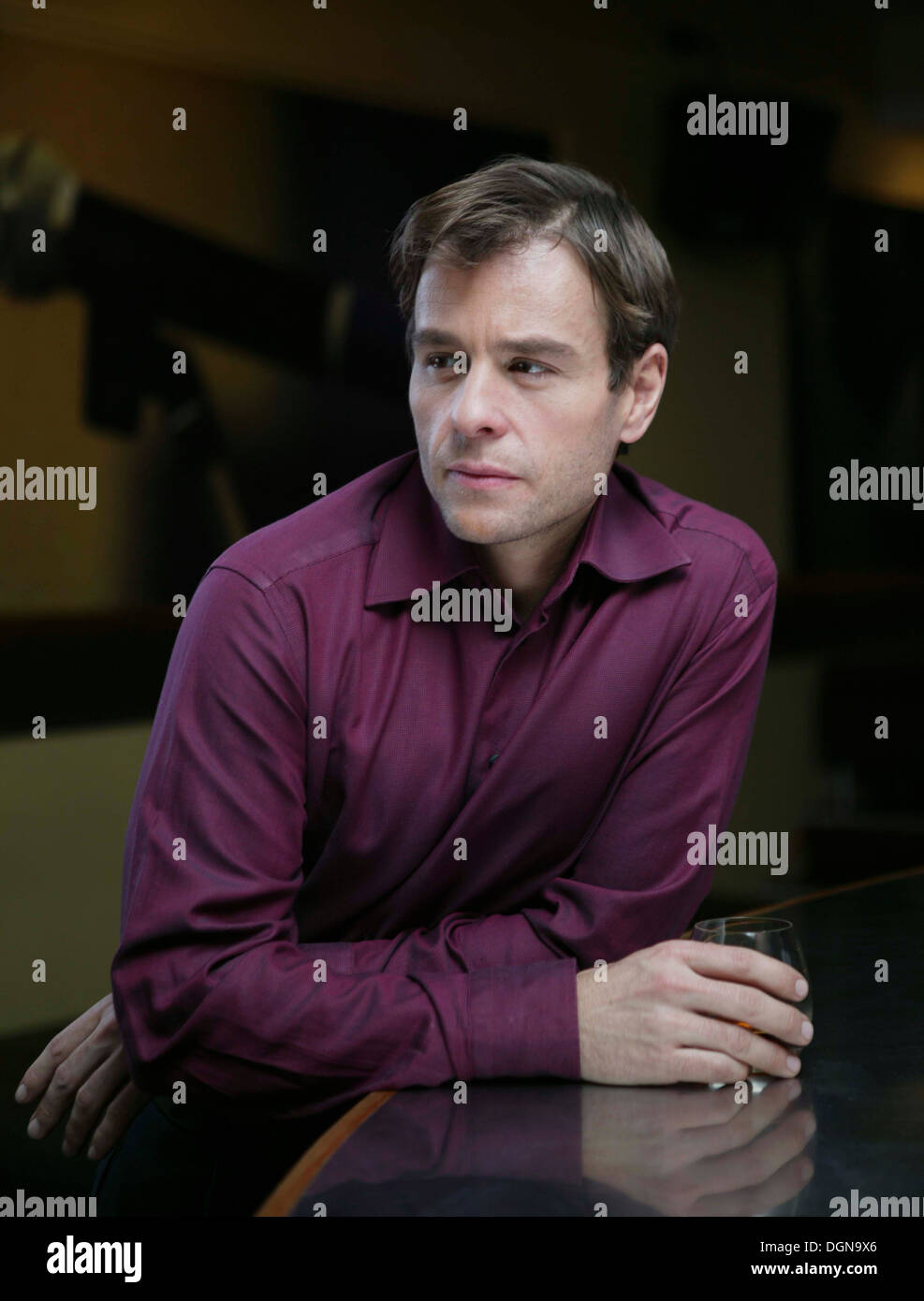 Leaning on a bar hi-res stock photography and images - Alamy