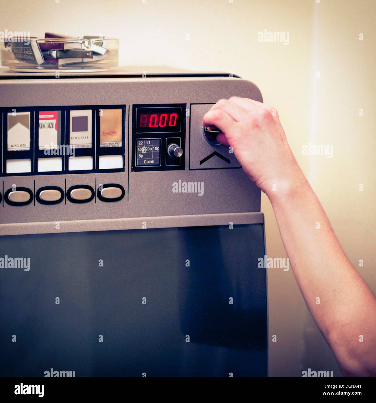 Tobacco vending machine hi-res stock photography and images - Alamy