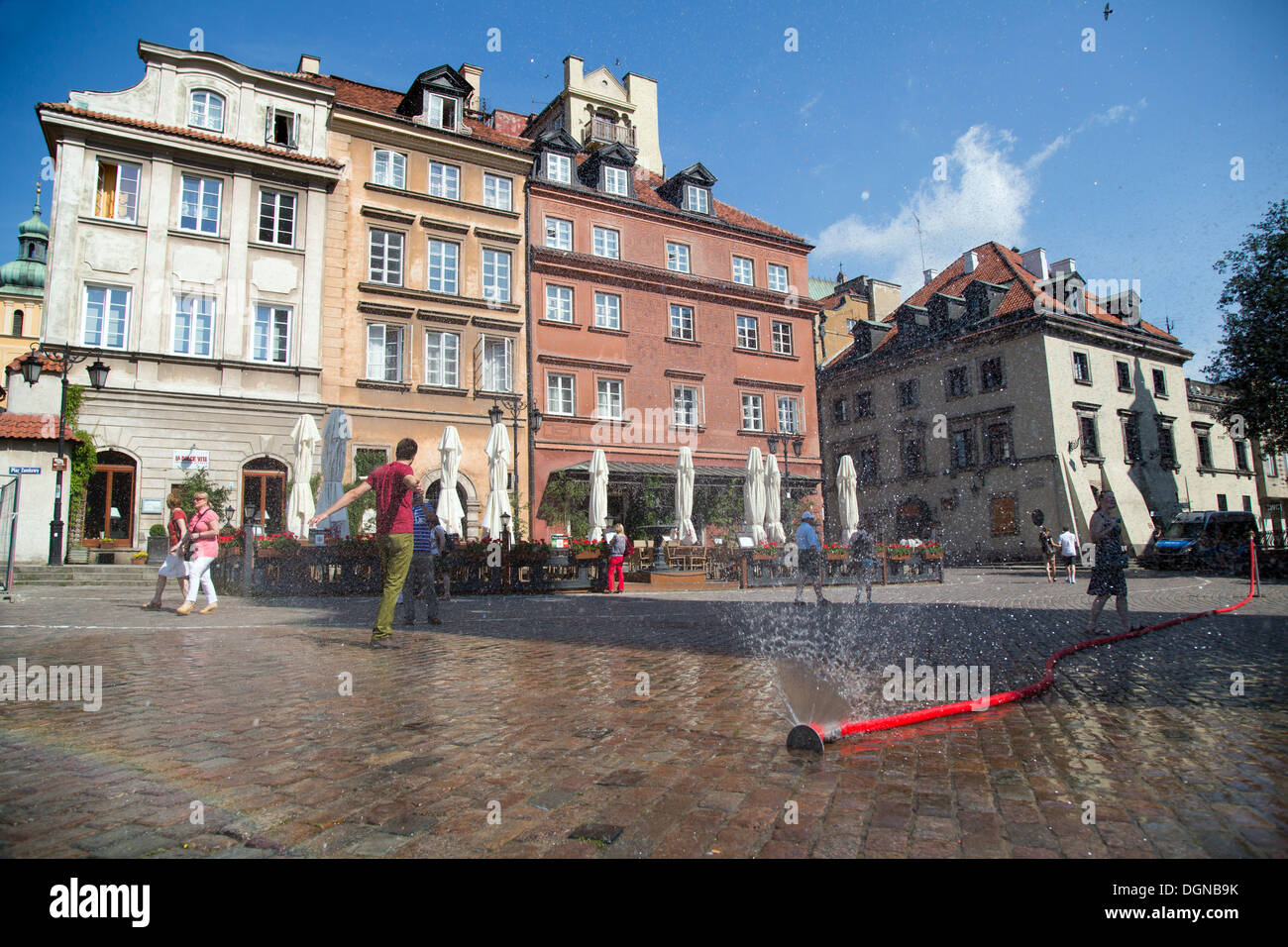 Warsaw, Poland, cool water from the heat on the Schlossplatz Stock ...