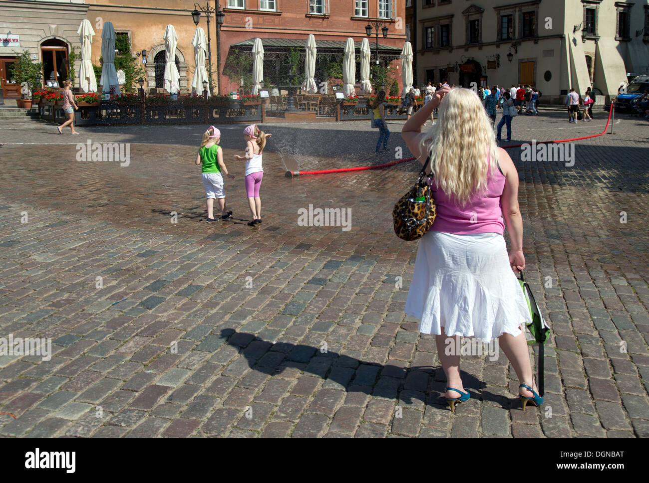 Warsaw, Poland, cool water from the heat on the Schlossplatz Stock ...