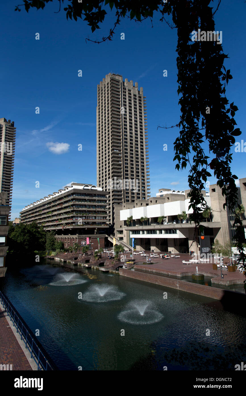 Defoe House & Shakespeare Tower, apartment blocks, Barbican Centre ...