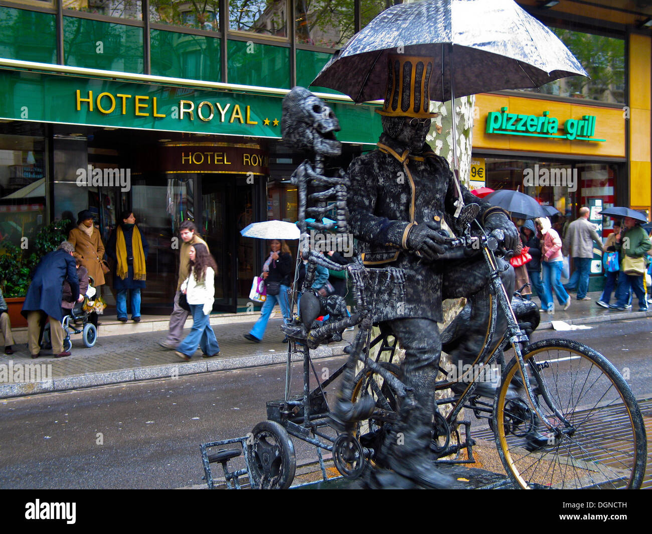 street artist performer Stock Photo - Alamy