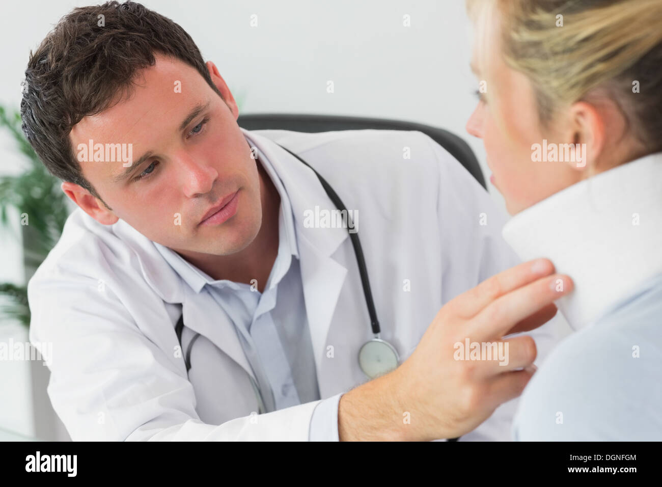 Doctor examining a patient hi-res stock photography and images - Alamy