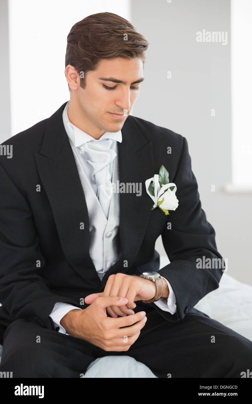 Man watching clock hi-res stock photography and images - Alamy