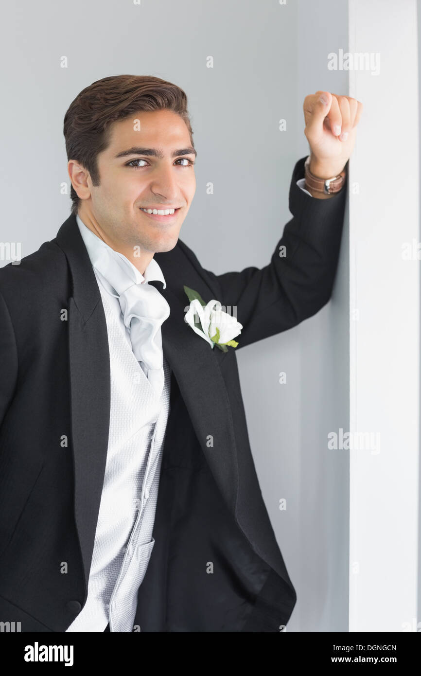Man suit leaning against wall hi-res stock photography and images - Alamy