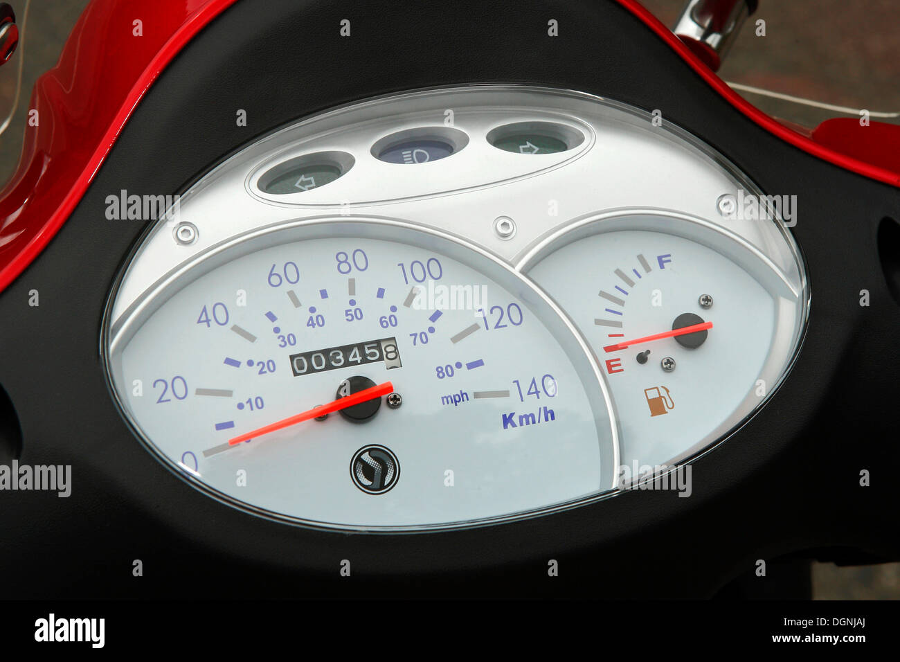 Speedometer, SYM Fiddle II scooter Stock Photo - Alamy