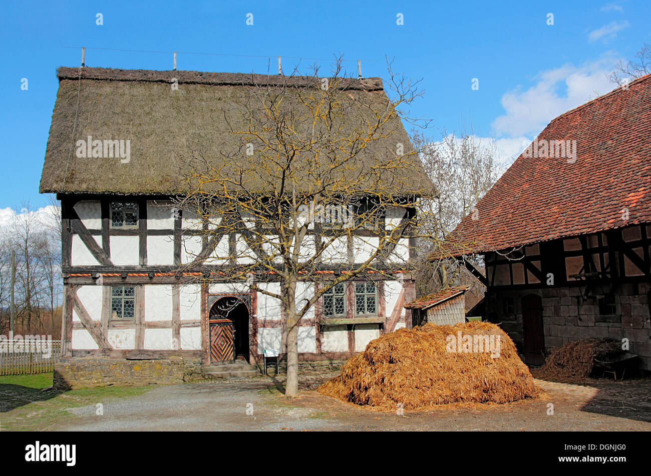 Thatched farm building hi-res stock photography and images - Alamy