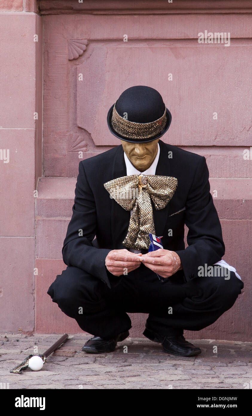 Gold street performer hi-res stock photography and images - Alamy