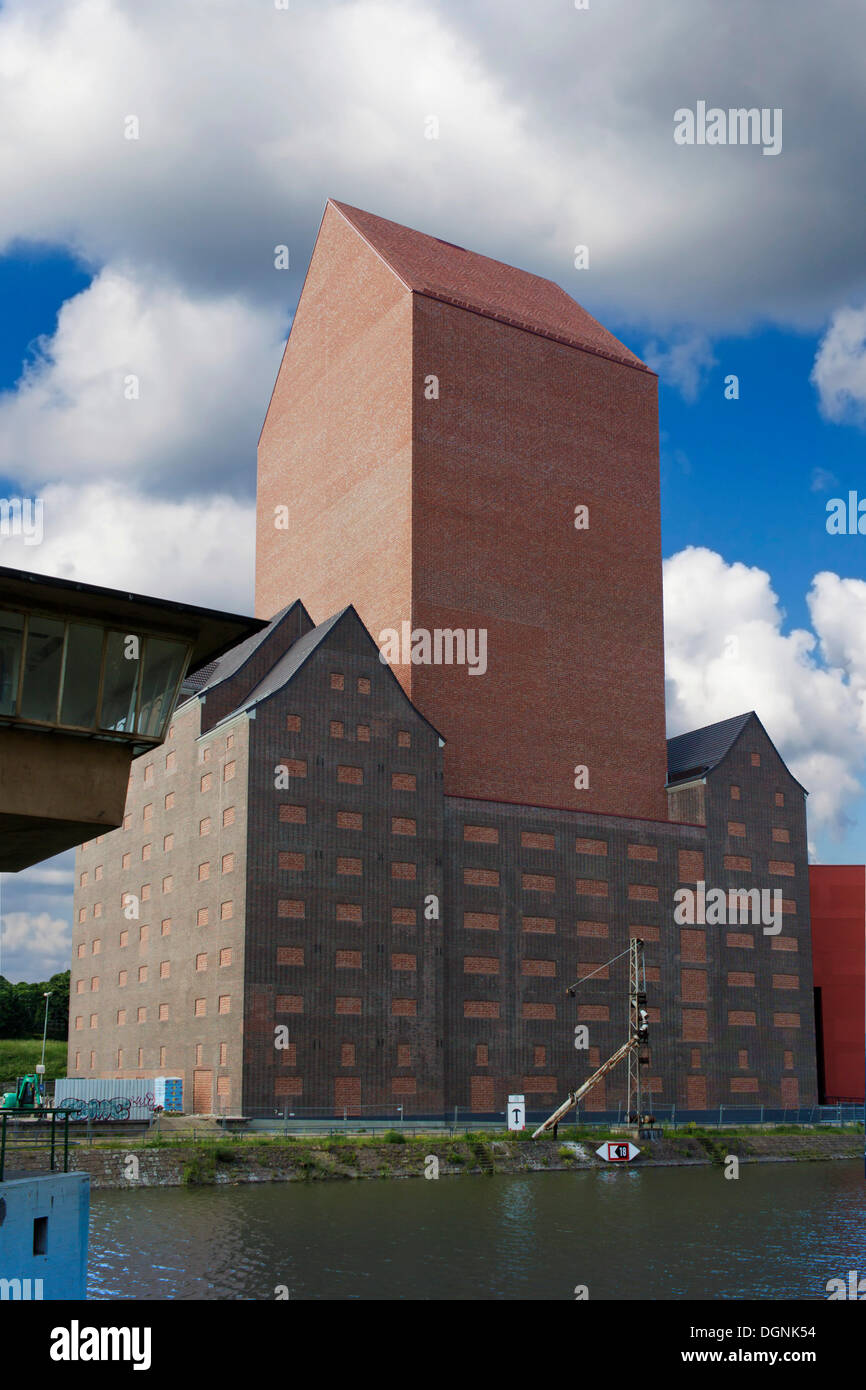 Windowless brick buildings hi-res stock photography and images - Alamy