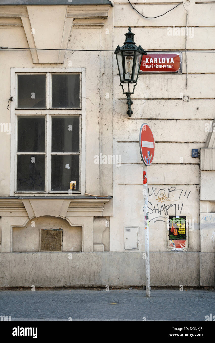 One way streets hi-res stock photography and images - Alamy