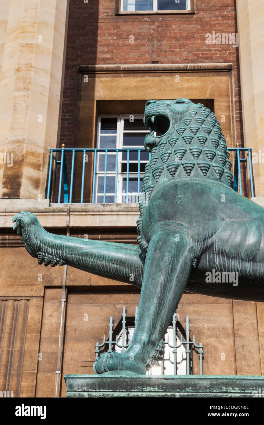 England, East Anglia, Norfolk, Norwich, City Hall, Lion Passant Statue ...