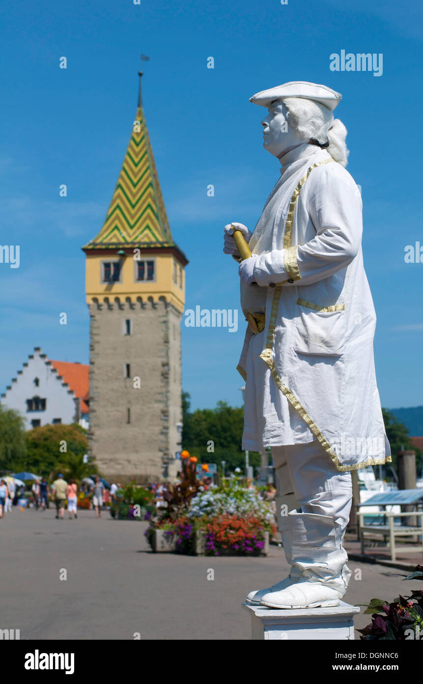 Street performer living statue hi-res stock photography and images - Alamy