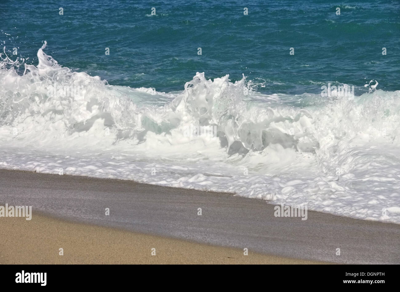 Strand mit Wellen - beach with waves 04 Stock Photo - Alamy