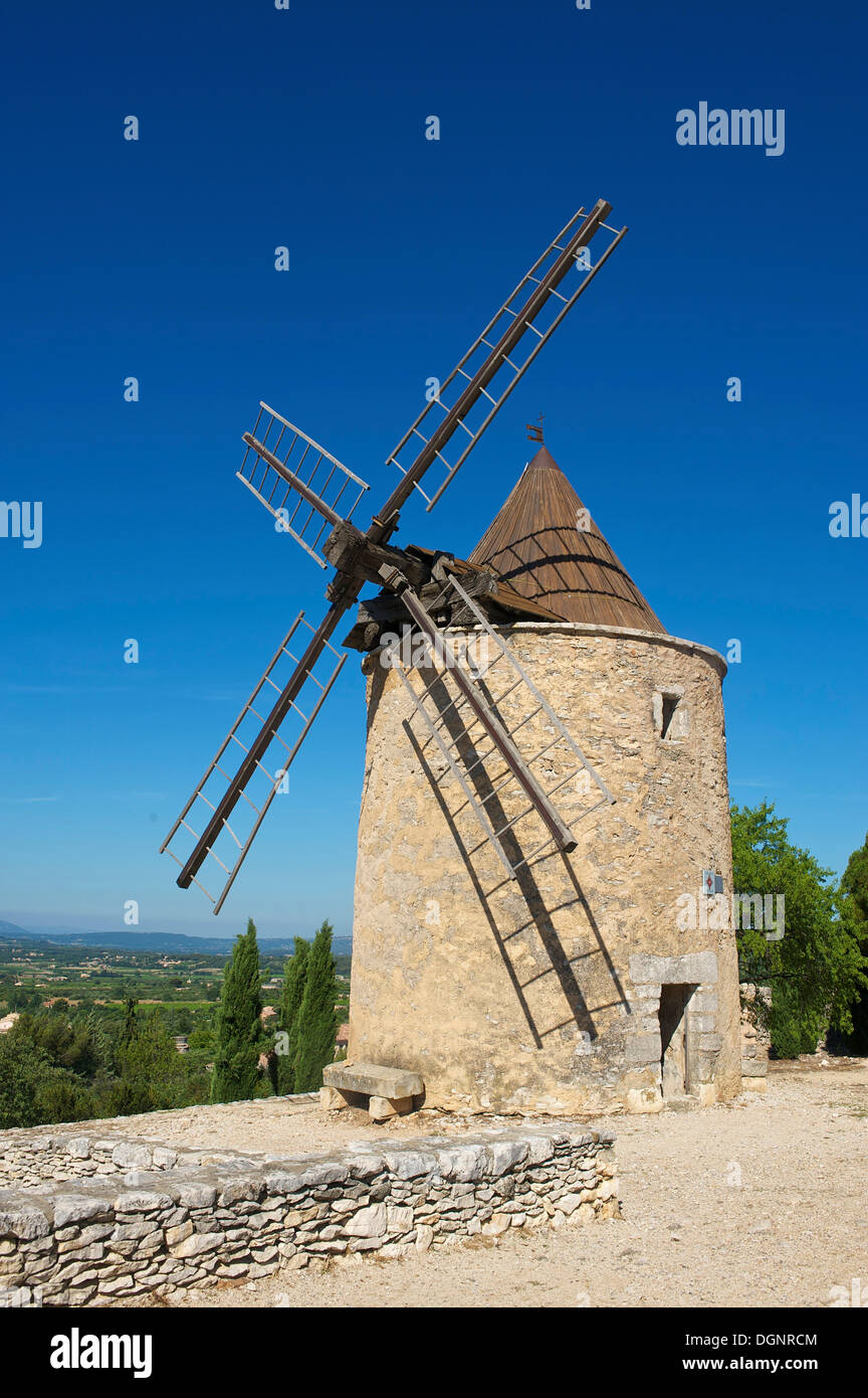 Windmill, Saint-Saturnin-lès-Apt, Provence, Region Provence-Alpes-Côte ...