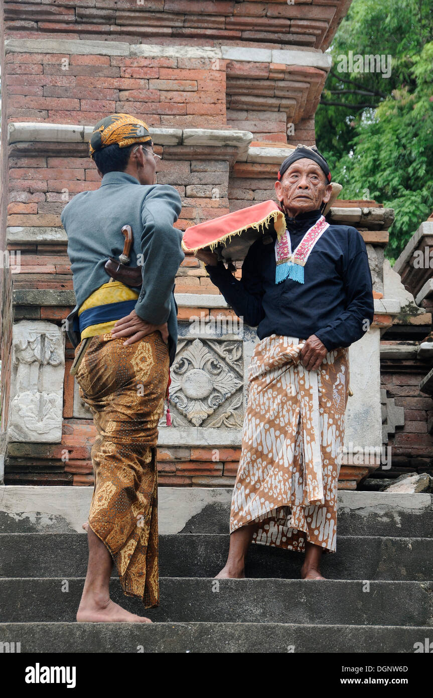 Traditional royal staff attire hi-res stock photography and images - Alamy