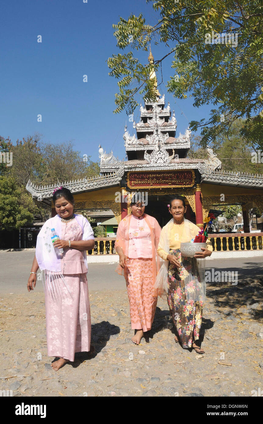 Relatives, wedding guests at a Burmese wedding, Mandalay, Myanmar ...
