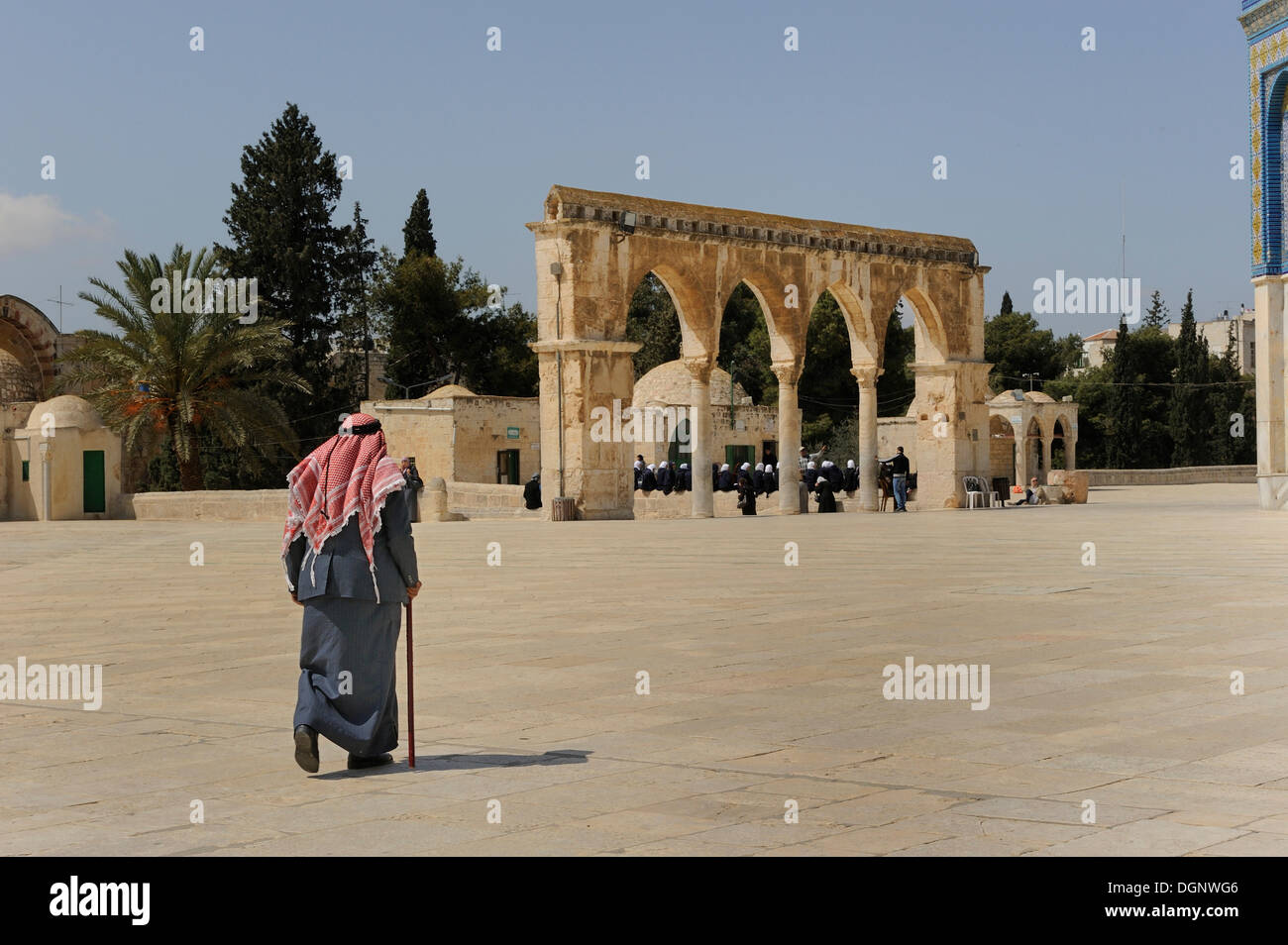 Palestinian man wearing keffiyeh israeli hi-res stock photography and ...