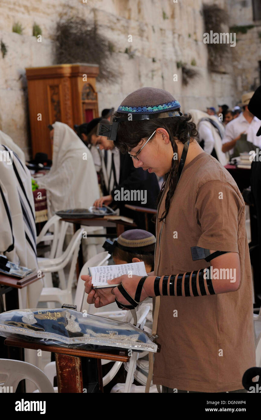 Jewish boy praying hi-res stock photography and images - Alamy