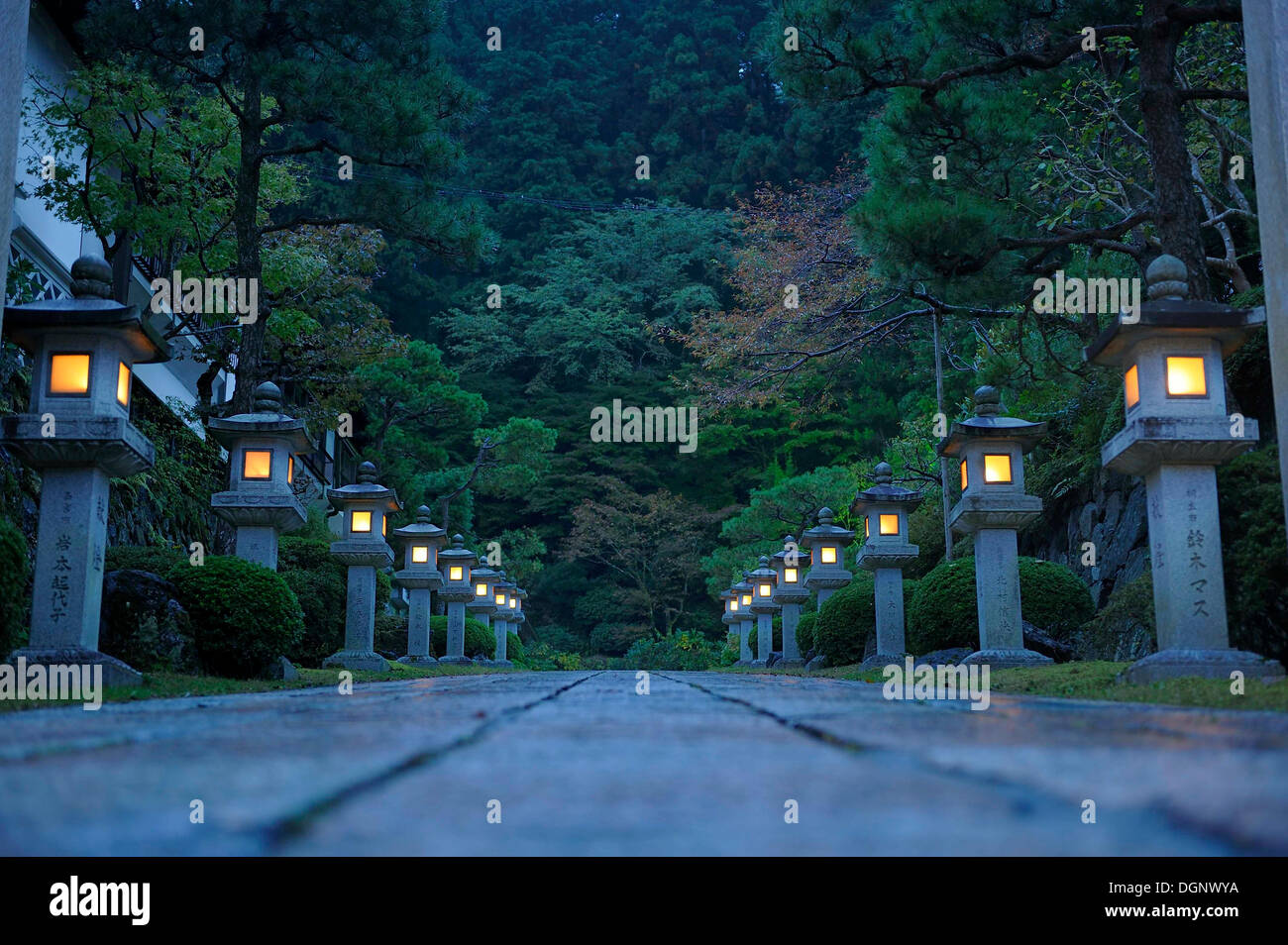 Lit lanterns hi-res stock photography and images - Alamy