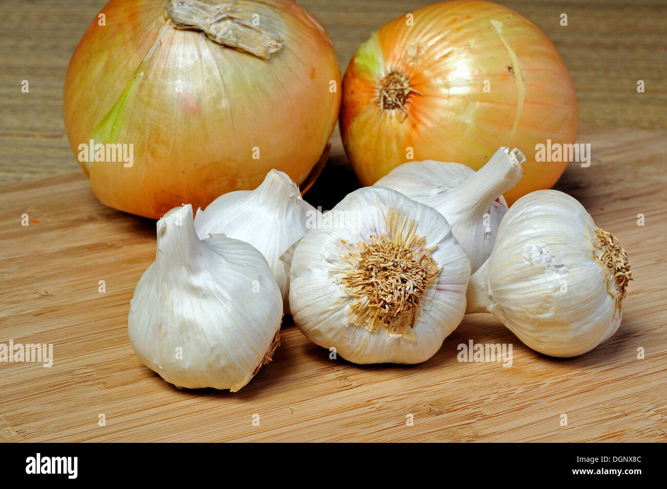 Five garlic bulbs hi-res stock photography and images - Alamy
